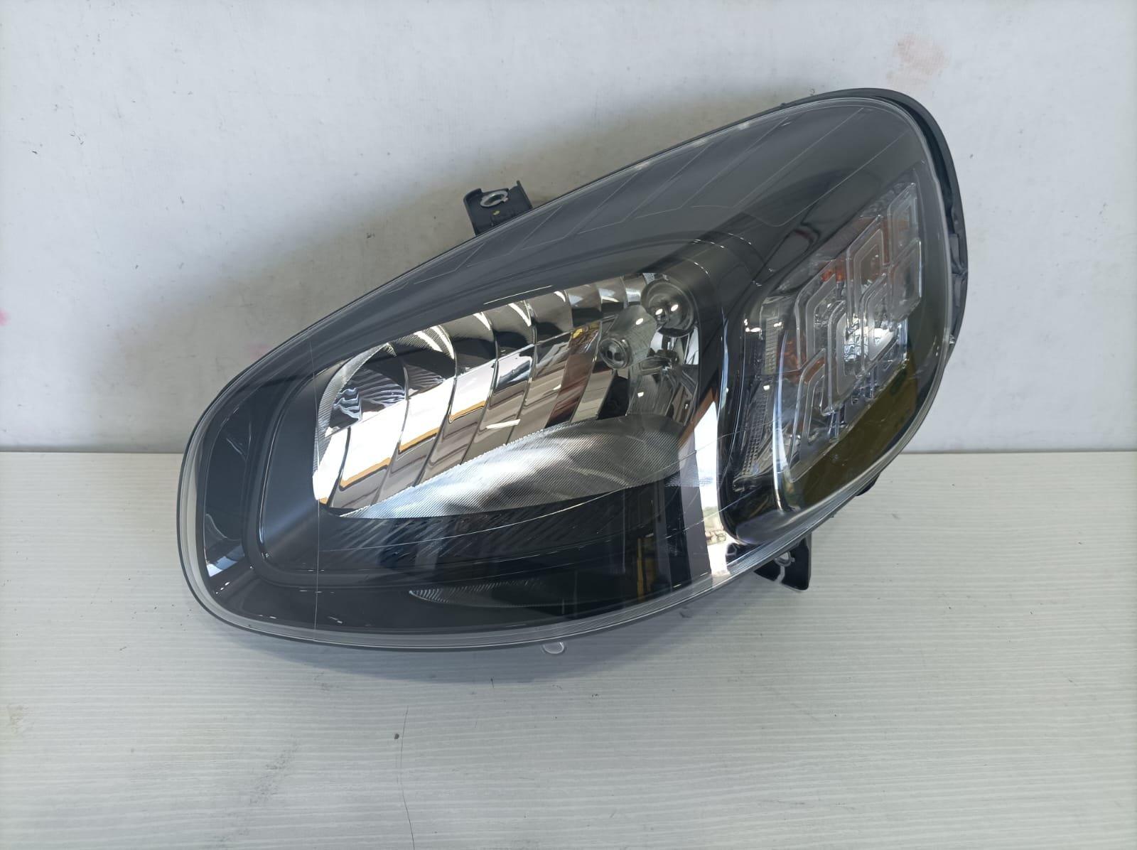Farol Fiat Uno 15/ Fiorino 22/ Peugeot Partner 23/ Máscara Negra Lado ...